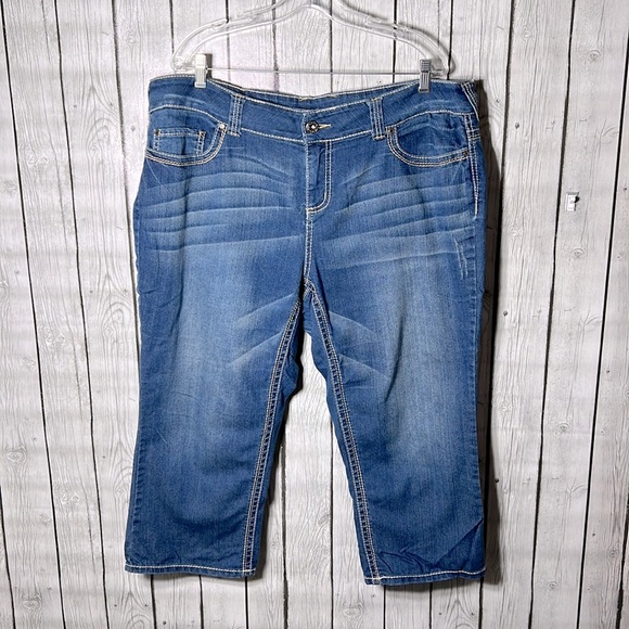 Maurices | Pants & Jumpsuits | Maurices Denim Capris Size 2 | Poshmark